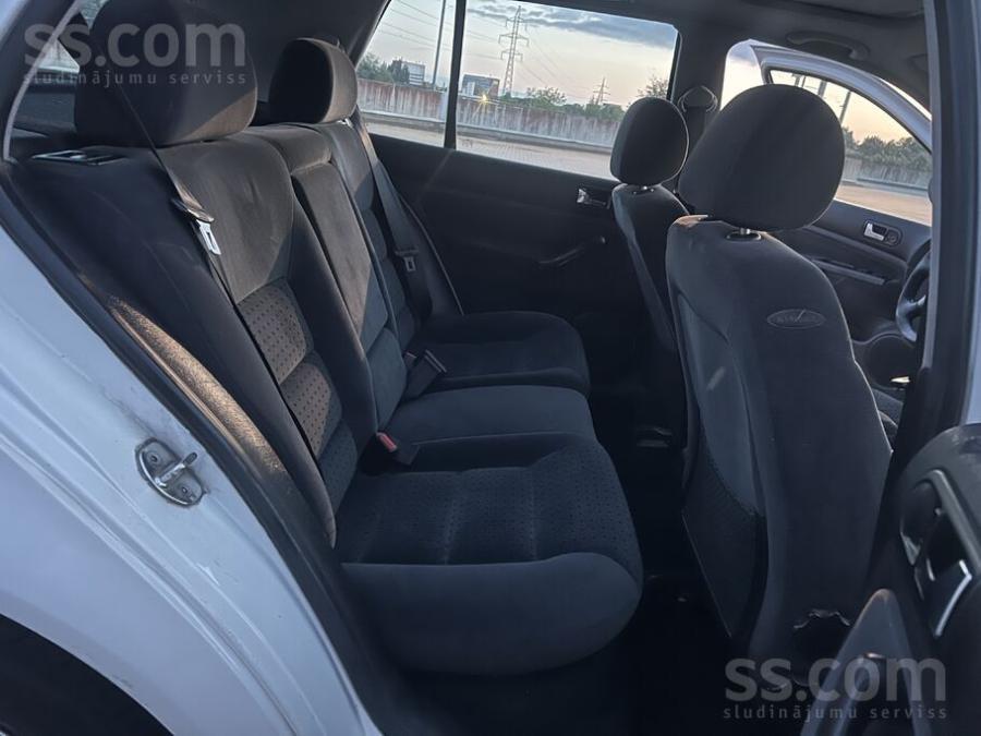 Balts Volkswagen Golf 1998 Rīga, ar dzinēja tilpumu 1.60 L un nobraukumu 240 tūkst. km par 1290 €, foto 12 vietnē AUTOMOTO.COM.LV