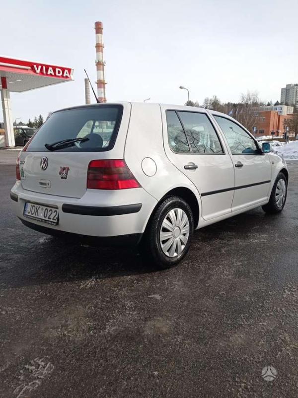 White Volkswagen Golf 1999 in Vilnius, with an engine capacity of 1.39 L and mileage of 337 thousand km for 899 €, photo 4 on AUTOMOTO.COM.LV