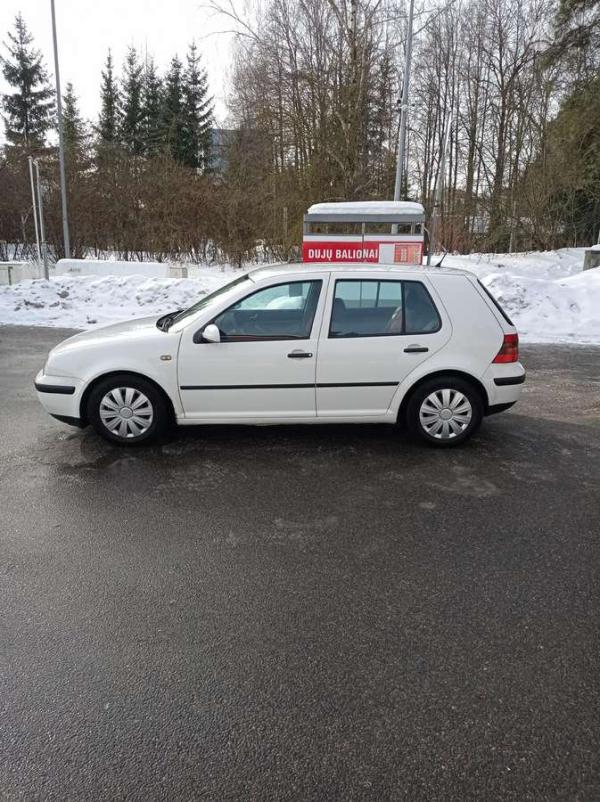 White Volkswagen Golf 1999 in Vilnius, with an engine capacity of 1.39 L and mileage of 337 thousand km for 899 €, photo 6 on AUTOMOTO.COM.LV