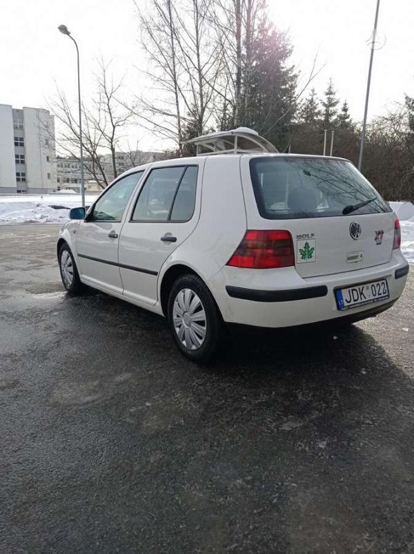 White Volkswagen Golf 1999 in Vilnius, with an engine capacity of 1.39 L and mileage of 337 thousand km for 899 €, photo 8 on AUTOMOTO.COM.LV