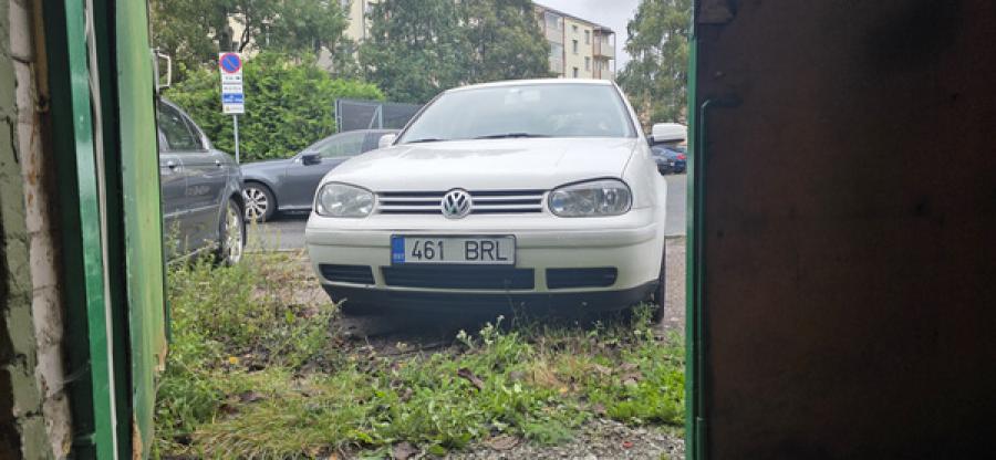 White Volkswagen Golf 1999 in Tallinn, with an engine capacity of 1.60 L and mileage of 204 thousand km for 1400 €, photo 1 on AUTOMOTO.COM.LV