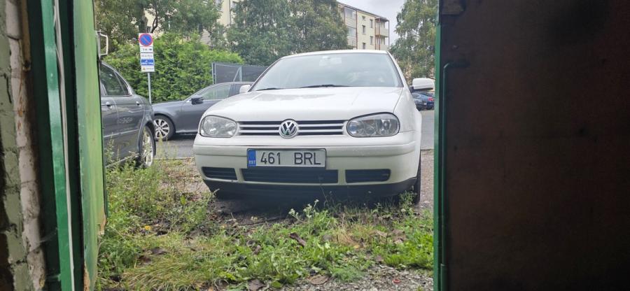 White Volkswagen Golf 1999 in Tallinn, with an engine capacity of 1.60 L and mileage of 204 thousand km for 1400 €, photo 9 on AUTOMOTO.COM.LV
