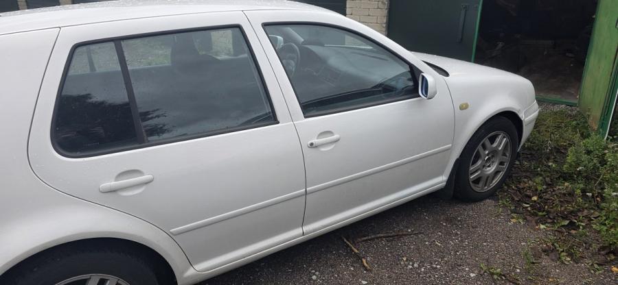White Volkswagen Golf 1999 in Tallinn, with an engine capacity of 1.60 L and mileage of 204 thousand km for 1400 €, photo 10 on AUTOMOTO.COM.LV