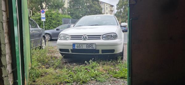 White Volkswagen Golf 1999 in Tallinn, with an engine capacity of 1.60 L and mileage of 204 thousand km for 1400 €, photo 9 on AUTOMOTO.COM.LV