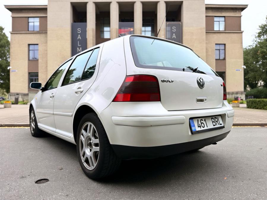 White Volkswagen Golf 1999 in Tallinn, with an engine capacity of 1.60 L and mileage of 198 thousand km for 1899 €, photo 5 on AUTOMOTO.COM.LV