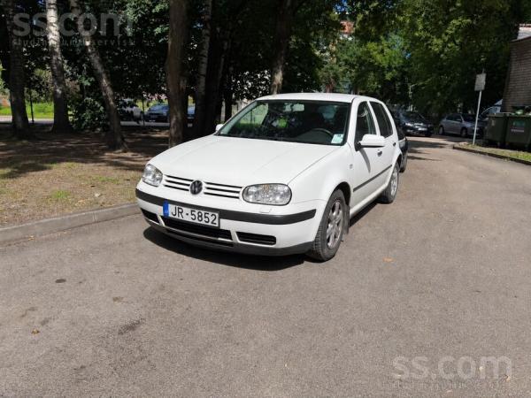 Белый Фольксваген Гольф 2001 в Рига, объемом двигателя 1.60 л и пробегом 276 тыс. км за 1200 €, фото 1 на AUTOMOTO.COM.LV