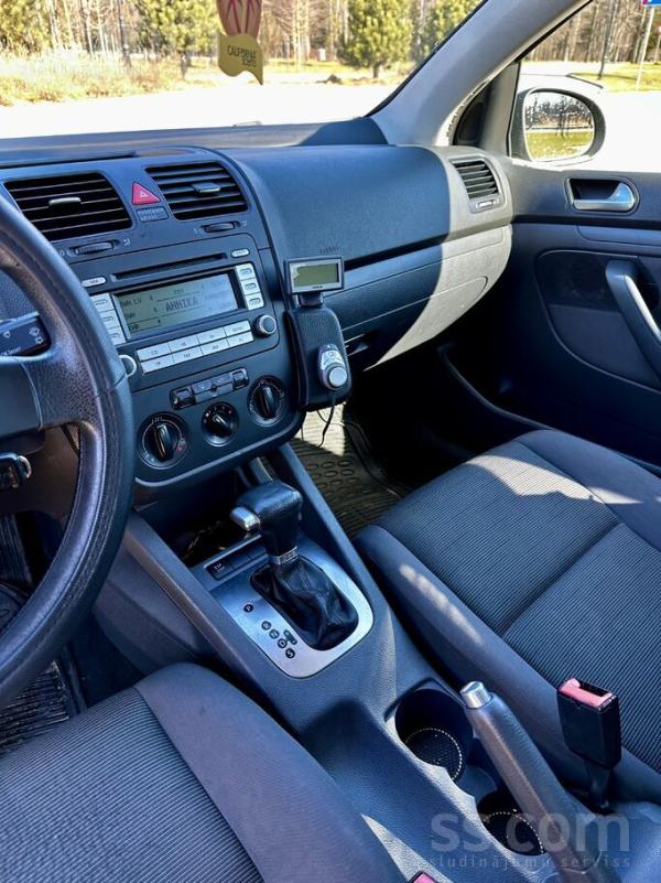 White Volkswagen Golf 2007 in Jurmala, with an engine capacity of 1.90 L and mileage of 255 thousand km for 1600 €, photo 7 on AUTOMOTO.COM.LV