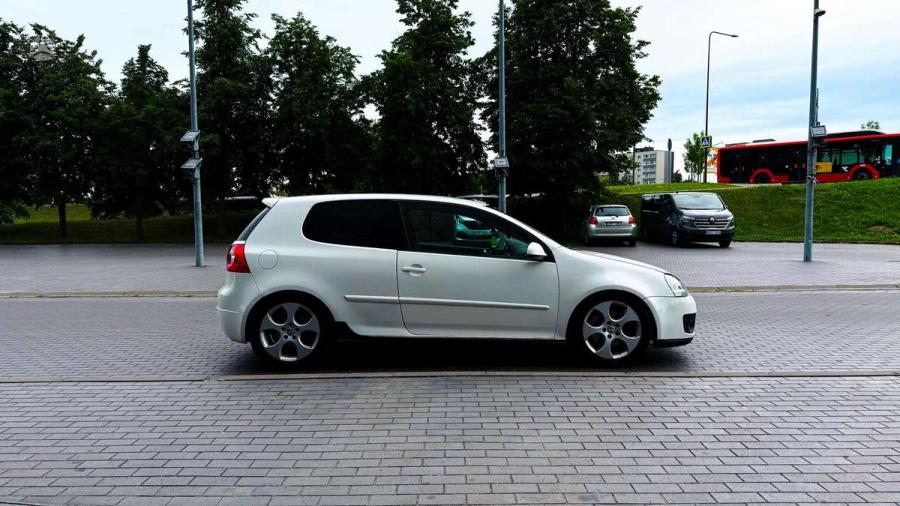 White Volkswagen Golf 2007 in Kaunas, with an engine capacity of 1.98 L and mileage of 233 thousand km for 2900 €, photo 6 on AUTOMOTO.COM.LV