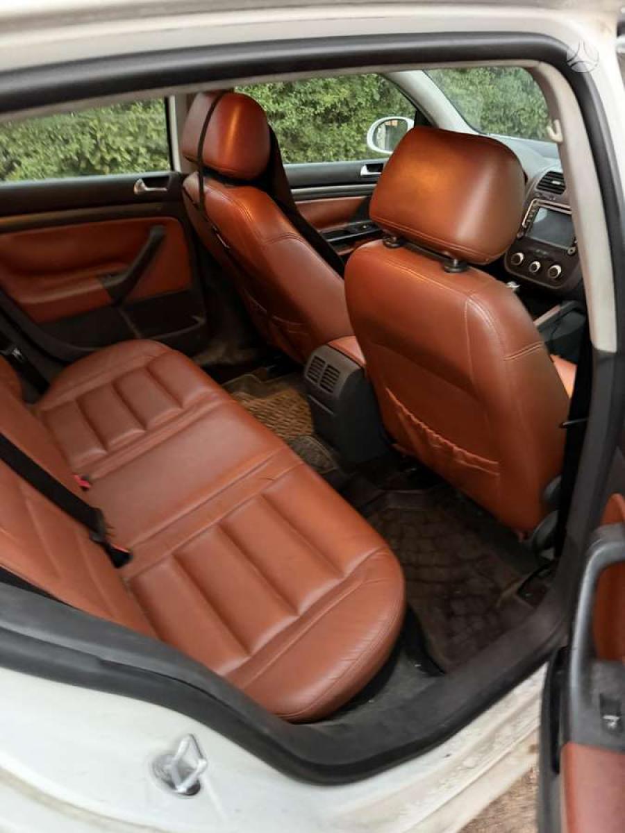 White Volkswagen Golf 2007 in Kaunas, with an engine capacity of 1.90 L and mileage of 285 thousand km for 1200 €, photo 9 on AUTOMOTO.COM.LV