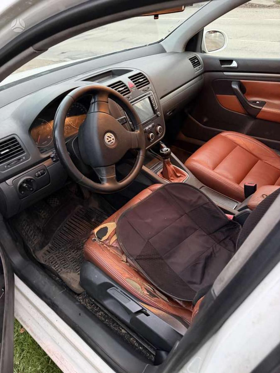 White Volkswagen Golf 2007 in Kaunas, with an engine capacity of 1.90 L and mileage of 285 thousand km for 1200 €, photo 10 on AUTOMOTO.COM.LV