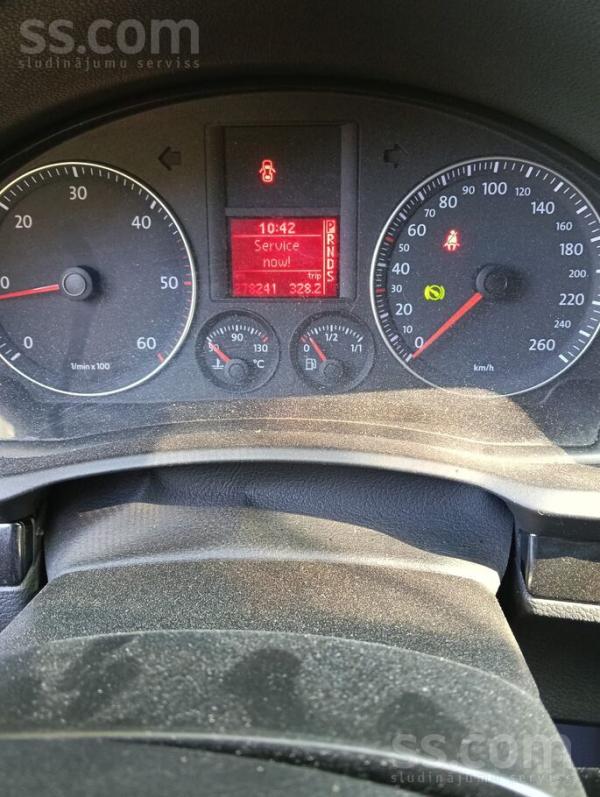 White Volkswagen Golf 2008 in Riga, with an engine capacity of 2.00 L and mileage of 278 thousand km for 1800 €, photo 8 on AUTOMOTO.COM.LV