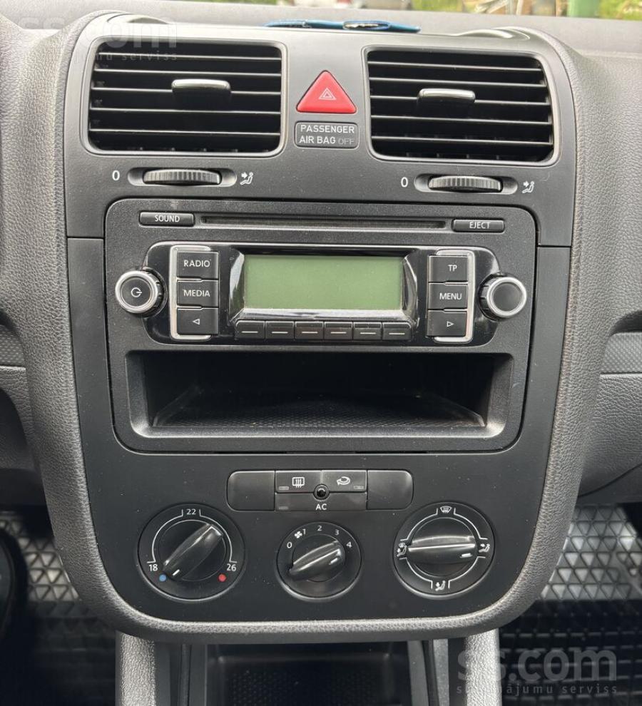 White Volkswagen Golf 2008 in Tukums, with an engine capacity of 1.40 L and mileage of 225 thousand km for 1590 €, photo 13 on AUTOMOTO.COM.LV