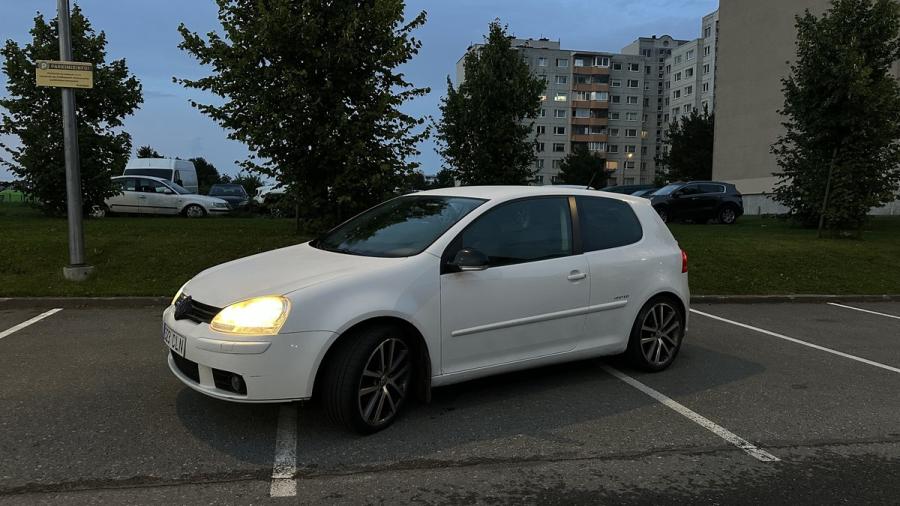 White Volkswagen Golf 2008 in Tallinn, with an engine capacity of 1.40 L and mileage of 246 thousand km for 2200 €, photo 16 on AUTOMOTO.COM.LV