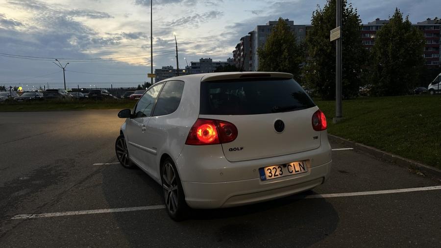 White Volkswagen Golf 2008 in Tallinn, with an engine capacity of 1.40 L and mileage of 246 thousand km for 2200 €, photo 17 on AUTOMOTO.COM.LV