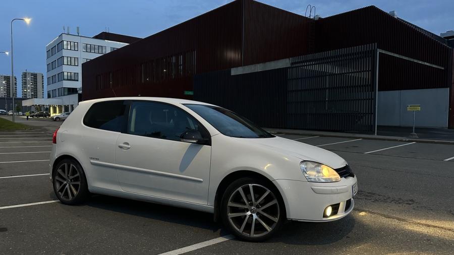 White Volkswagen Golf 2008 in Tallinn, with an engine capacity of 1.40 L and mileage of 246 thousand km for 2200 €, photo 19 on AUTOMOTO.COM.LV