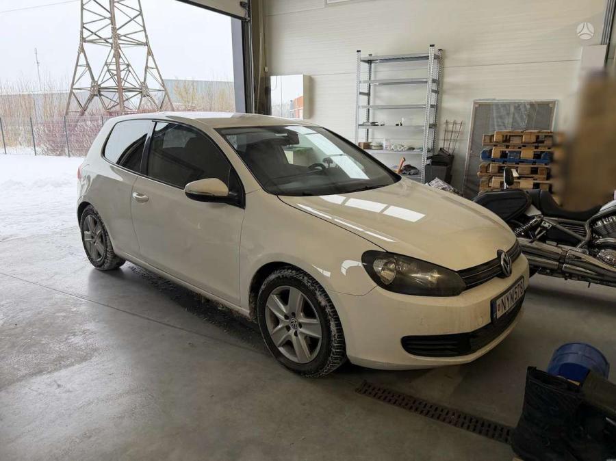 Balts Volkswagen Golf 2009 Kauņa, ar dzinēja tilpumu 1.97 L un nobraukumu 296 tūkst. km par 3200 €, foto 1 vietnē AUTOMOTO.COM.LV