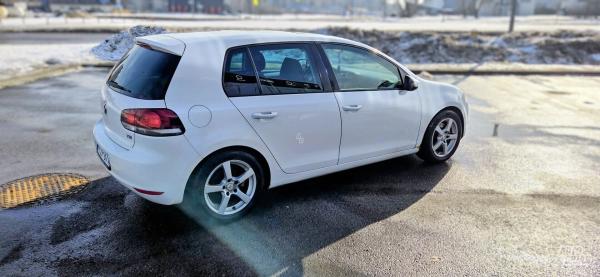White Volkswagen Golf 2009 in Kaunas, with an engine capacity of 1.40 L and mileage of 139 thousand km for 4500 €, photo 3 on AUTOMOTO.COM.LV