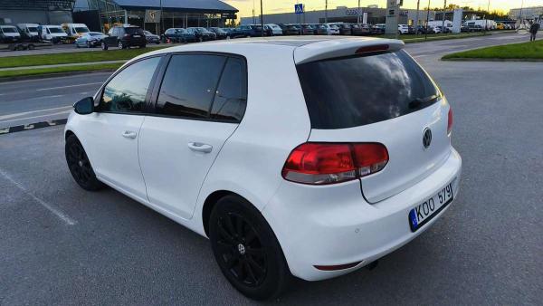 White Volkswagen Golf 2009 in Kaunas, with an engine capacity of 1.60 L and mileage of 238 thousand km for 3869 €, photo 4 on AUTOMOTO.COM.LV