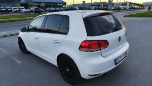 White Volkswagen Golf 2009 in Kaunas, with an engine capacity of 1.60 L and mileage of 238 thousand km for 3869 €, photo 5 on AUTOMOTO.COM.LV