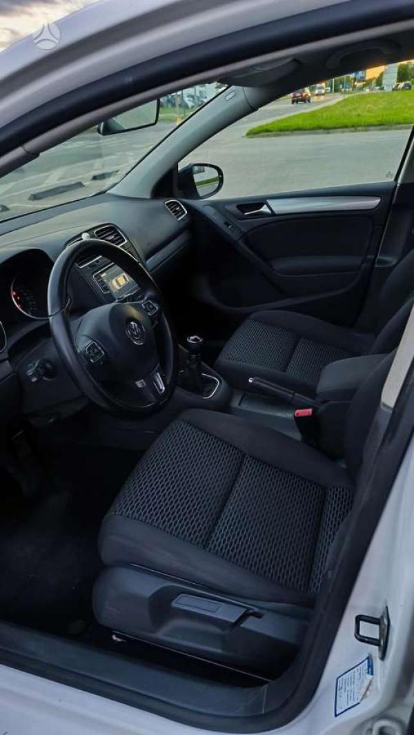 White Volkswagen Golf 2009 in Kaunas, with an engine capacity of 1.60 L and mileage of 238 thousand km for 3869 €, photo 7 on AUTOMOTO.COM.LV
