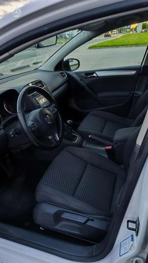 White Volkswagen Golf 2009 in Kaunas, with an engine capacity of 1.60 L and mileage of 238 thousand km for 3869 €, photo 8 on AUTOMOTO.COM.LV