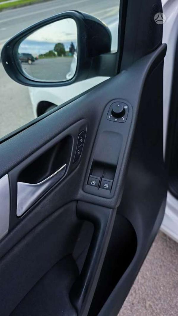 White Volkswagen Golf 2009 in Kaunas, with an engine capacity of 1.60 L and mileage of 238 thousand km for 3869 €, photo 8 on AUTOMOTO.COM.LV