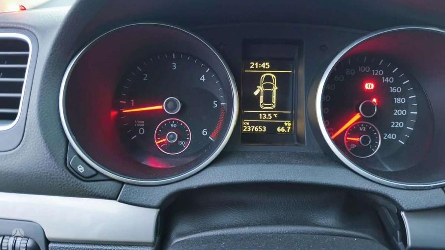 White Volkswagen Golf 2009 in Kaunas, with an engine capacity of 1.60 L and mileage of 238 thousand km for 3869 €, photo 16 on AUTOMOTO.COM.LV