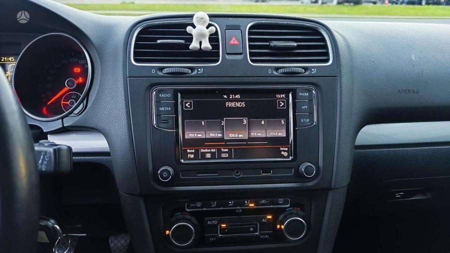 White Volkswagen Golf 2009 in Kaunas, with an engine capacity of 1.60 L and mileage of 238 thousand km for 3869 €, photo 18 on AUTOMOTO.COM.LV