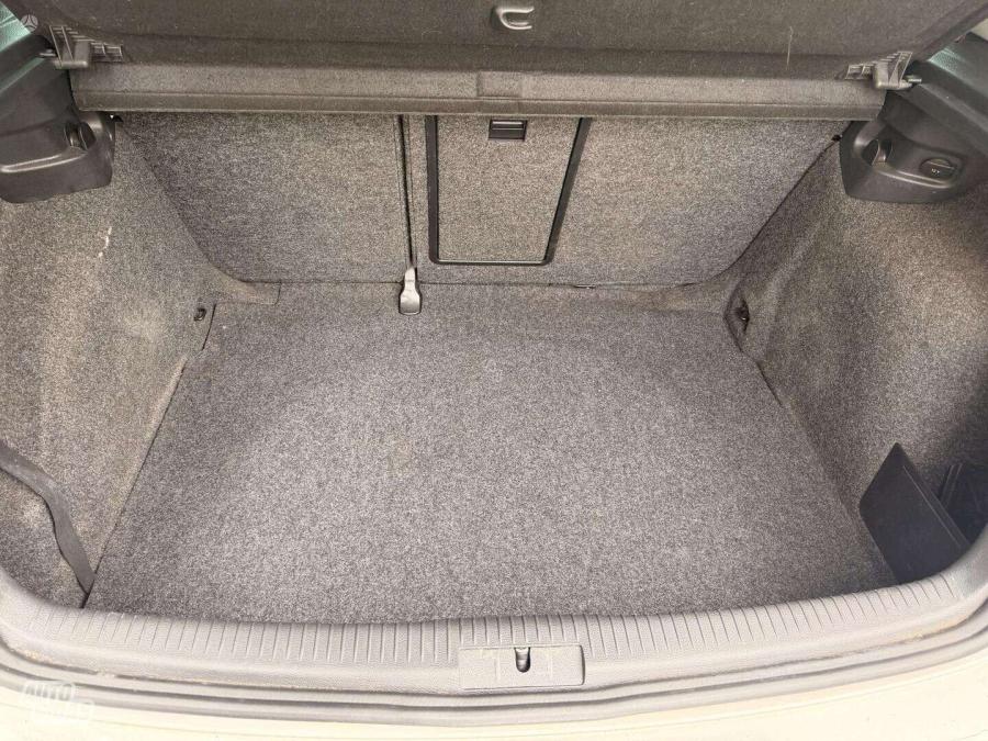 White Volkswagen Golf 2009 in Vilnius, with an engine capacity of 1.40 L and mileage of 109 thousand km for 4950 €, photo 14 on AUTOMOTO.COM.LV