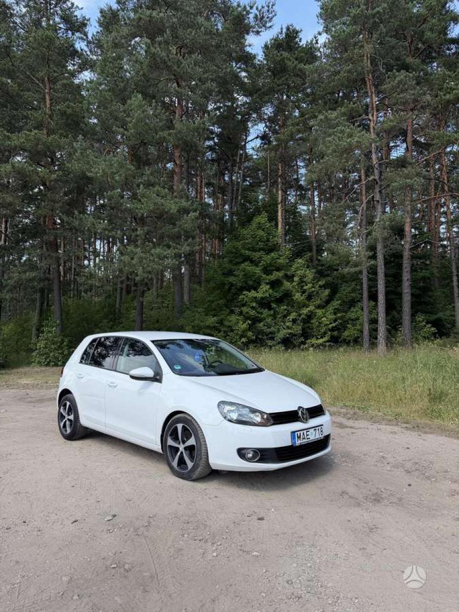 White Volkswagen Golf 2009 in Vilnius, with an engine capacity of 1.40 L and mileage of 283 thousand km for 2900 €, photo 5 on AUTOMOTO.COM.LV