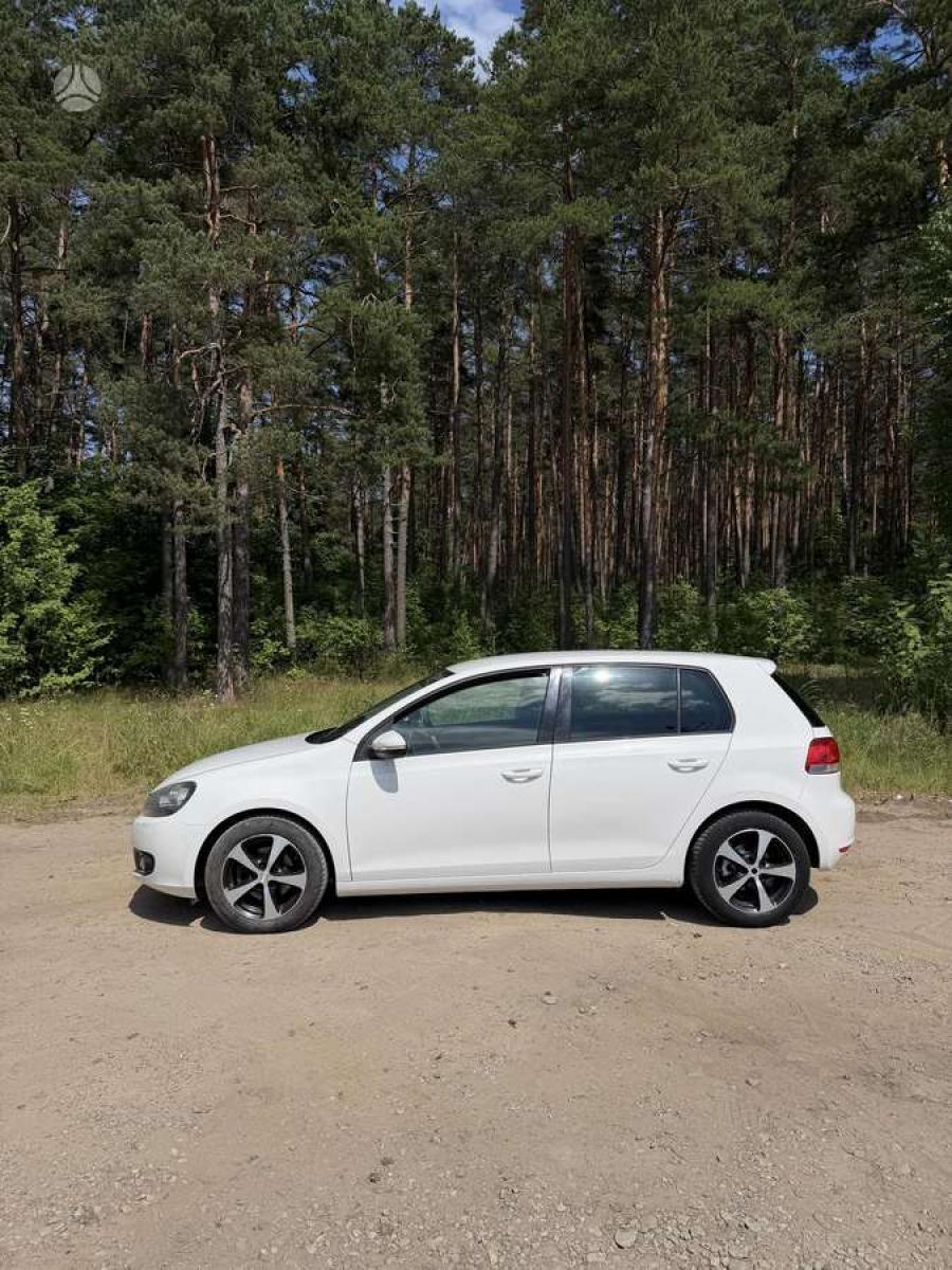 White Volkswagen Golf 2009 in Vilnius, with an engine capacity of 1.40 L and mileage of 283 thousand km for 2900 €, photo 8 on AUTOMOTO.COM.LV