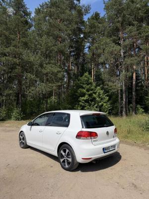 White Volkswagen Golf 2009 in Vilnius, with an engine capacity of 1.40 L and mileage of 283 thousand km for 2900 €, photo 10 on AUTOMOTO.COM.LV