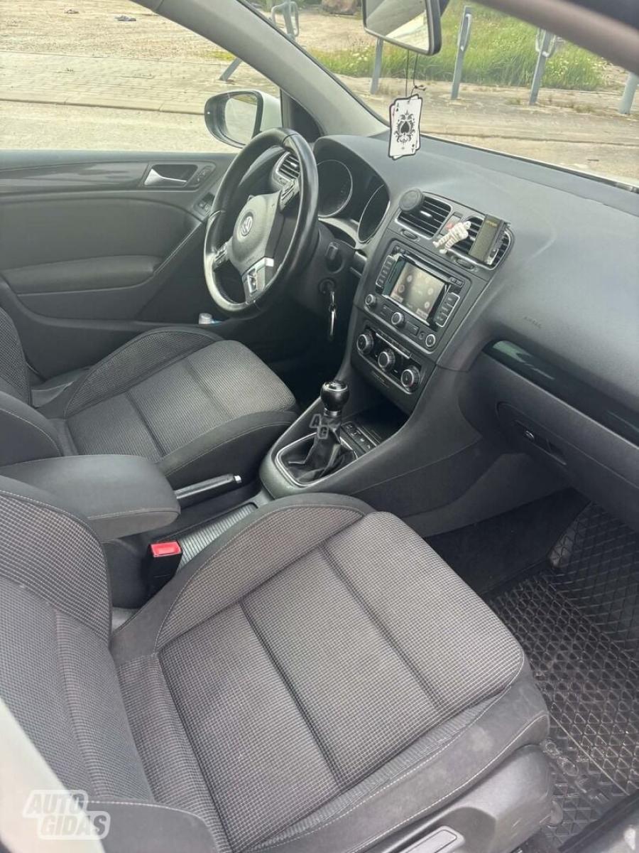 White Volkswagen Golf 2009 in Siauliai, with an engine capacity of 2.00 L and mileage of 290 thousand km for 5200 €, photo 10 on AUTOMOTO.COM.LV