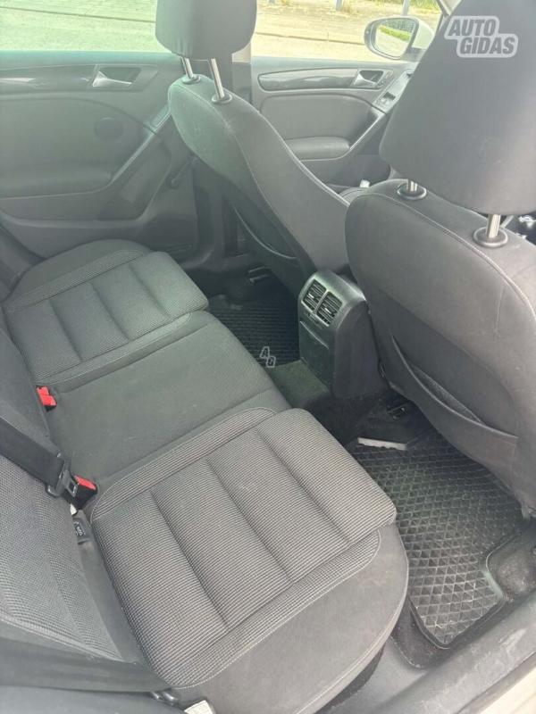 White Volkswagen Golf 2009 in Siauliai, with an engine capacity of 2.00 L and mileage of 290 thousand km for 5200 €, photo 10 on AUTOMOTO.COM.LV