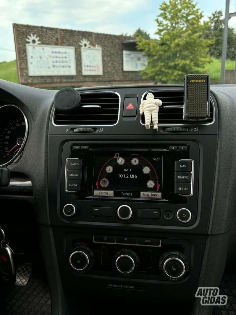 White Volkswagen Golf 2009 in Siauliai, with an engine capacity of 2.00 L and mileage of 290 thousand km for 5200 €, photo 12 on AUTOMOTO.COM.LV