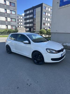 Balts Volkswagen Golf 2009 Tallina, ar dzinēja tilpumu 2.00 L un nobraukumu 388 tūkst. km par 2300 €, foto 3 vietnē AUTOMOTO.COM.LV