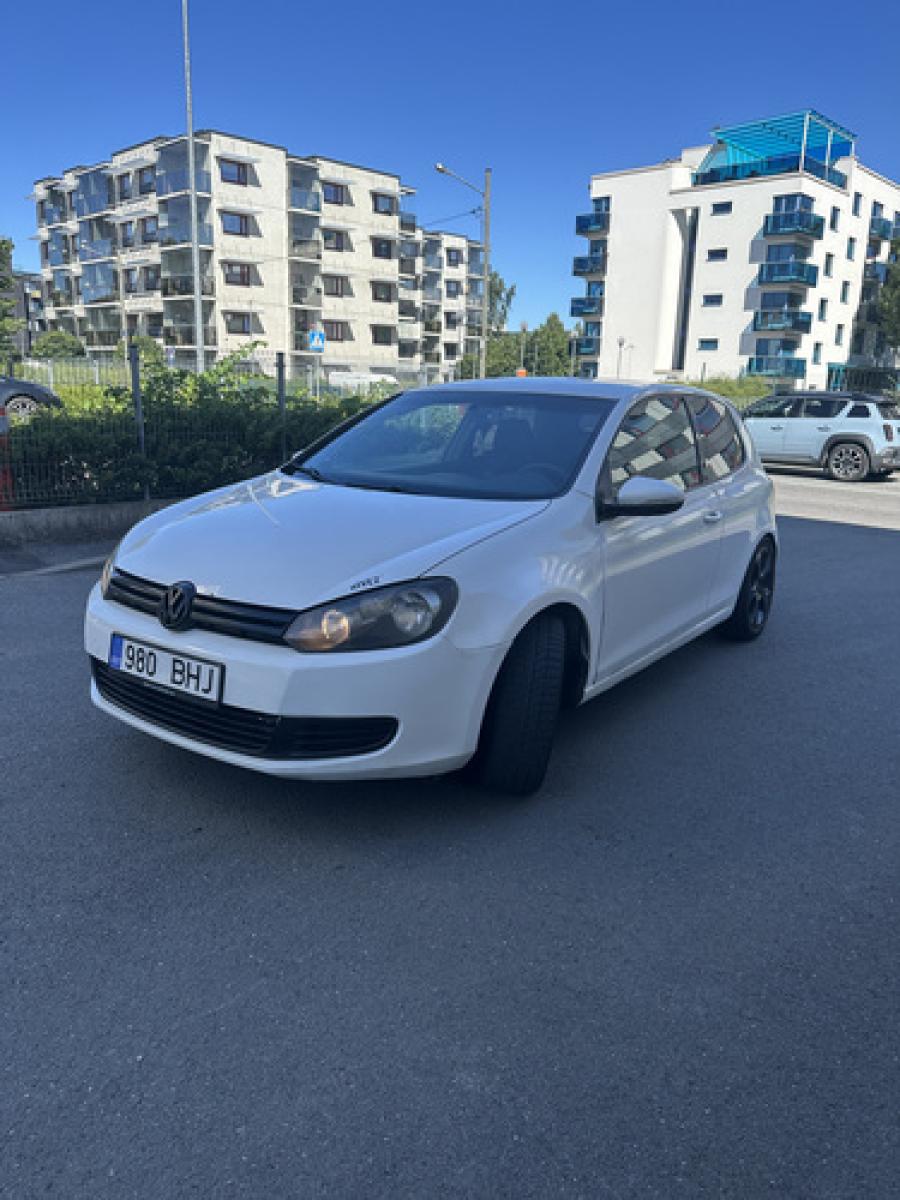 Balts Volkswagen Golf 2009 Tallina, ar dzinēja tilpumu 2.00 L un nobraukumu 388 tūkst. km par 2300 €, foto 4 vietnē AUTOMOTO.COM.LV