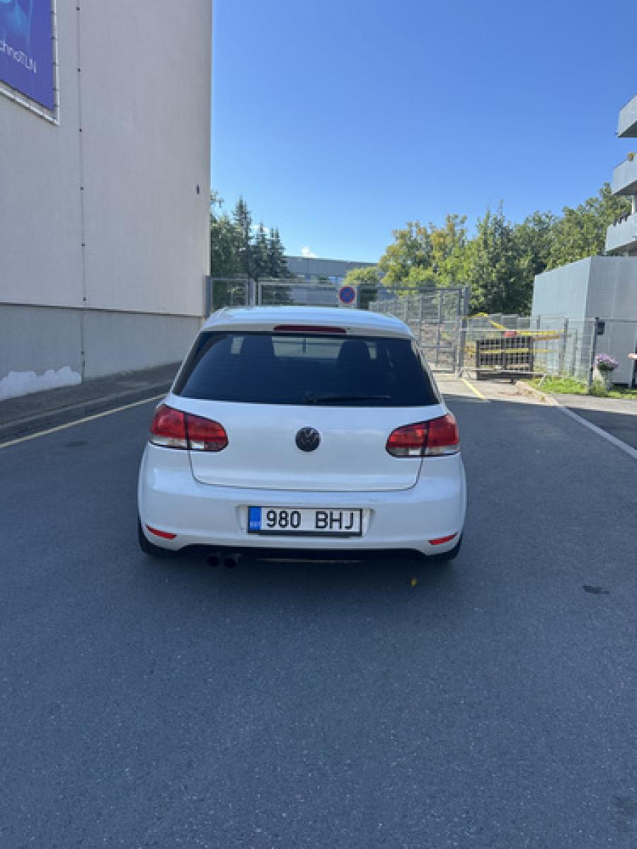 Balts Volkswagen Golf 2009 Tallina, ar dzinēja tilpumu 2.00 L un nobraukumu 388 tūkst. km par 2300 €, foto 6 vietnē AUTOMOTO.COM.LV
