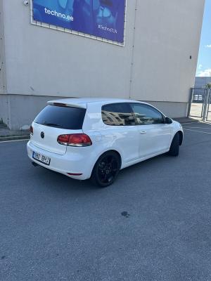 Balts Volkswagen Golf 2009 Tallina, ar dzinēja tilpumu 2.00 L un nobraukumu 388 tūkst. km par 2300 €, foto 14 vietnē AUTOMOTO.COM.LV