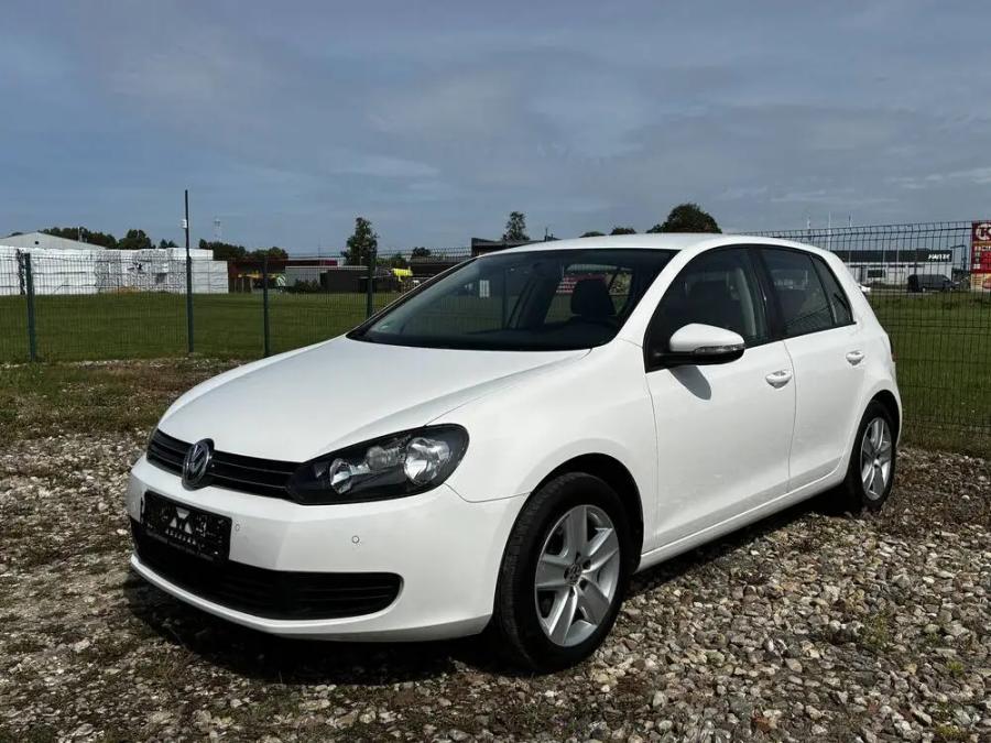 White Volkswagen Golf 2009 in Saldus, with an engine capacity of 1.40 L and mileage of 225 thousand km for 4200 €, photo 1 on AUTOMOTO.COM.LV