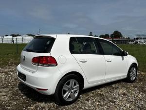 White Volkswagen Golf 2009 in Saldus, with an engine capacity of 1.40 L and mileage of 225 thousand km for 4200 €, photo 3 on AUTOMOTO.COM.LV