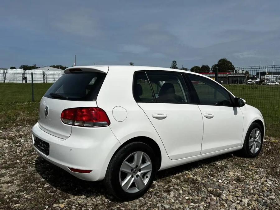 White Volkswagen Golf 2009 in Saldus, with an engine capacity of 1.40 L and mileage of 225 thousand km for 4200 €, photo 3 on AUTOMOTO.COM.LV