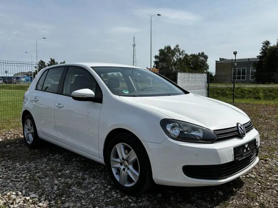 White Volkswagen Golf 2009 in Saldus, with an engine capacity of 1.40 L and mileage of 225 thousand km for 4200 €, photo 4 on AUTOMOTO.COM.LV