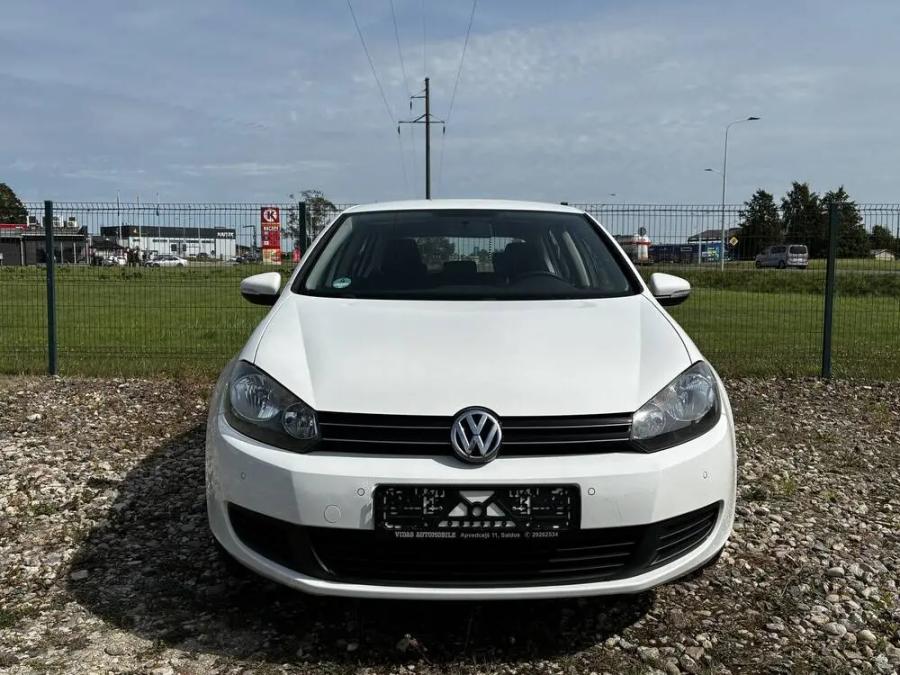 White Volkswagen Golf 2009 in Saldus, with an engine capacity of 1.40 L and mileage of 225 thousand km for 4200 €, photo 6 on AUTOMOTO.COM.LV
