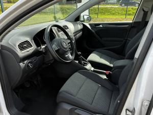 White Volkswagen Golf 2009 in Saldus, with an engine capacity of 1.40 L and mileage of 225 thousand km for 4200 €, photo 8 on AUTOMOTO.COM.LV