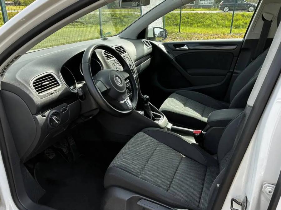 White Volkswagen Golf 2009 in Saldus, with an engine capacity of 1.40 L and mileage of 225 thousand km for 4200 €, photo 8 on AUTOMOTO.COM.LV