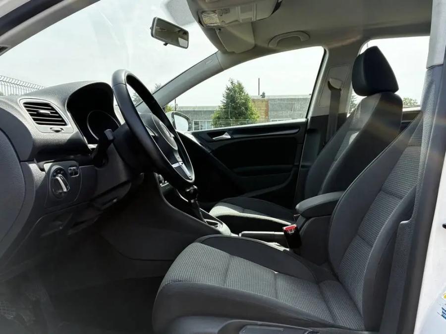 White Volkswagen Golf 2009 in Saldus, with an engine capacity of 1.40 L and mileage of 225 thousand km for 4200 €, photo 10 on AUTOMOTO.COM.LV