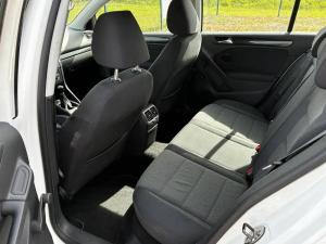 White Volkswagen Golf 2009 in Saldus, with an engine capacity of 1.40 L and mileage of 225 thousand km for 4200 €, photo 11 on AUTOMOTO.COM.LV