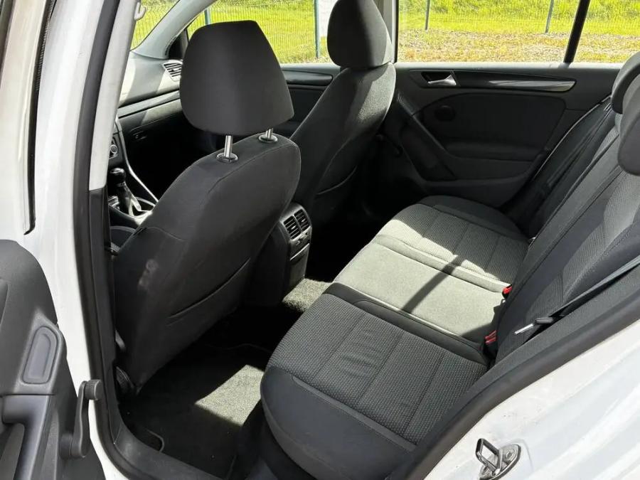 White Volkswagen Golf 2009 in Saldus, with an engine capacity of 1.40 L and mileage of 225 thousand km for 4200 €, photo 11 on AUTOMOTO.COM.LV