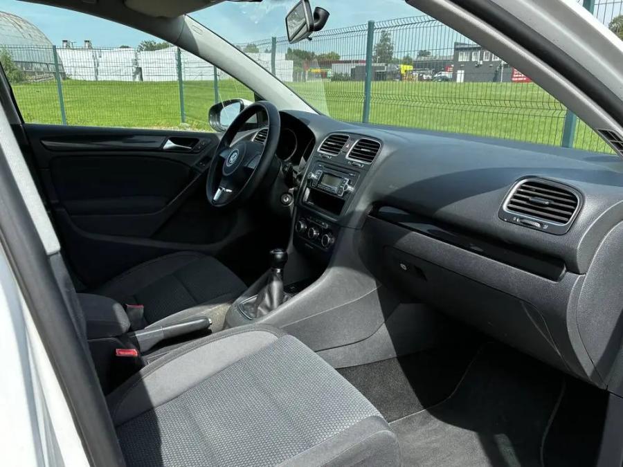 White Volkswagen Golf 2009 in Saldus, with an engine capacity of 1.40 L and mileage of 225 thousand km for 4200 €, photo 16 on AUTOMOTO.COM.LV